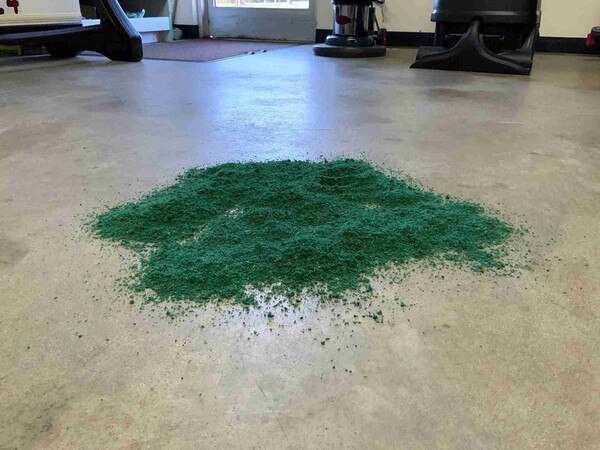 OFLUFF® Oil-Based Sweeping Compound, Grit-Free, Green, 50lb BX | IP ...